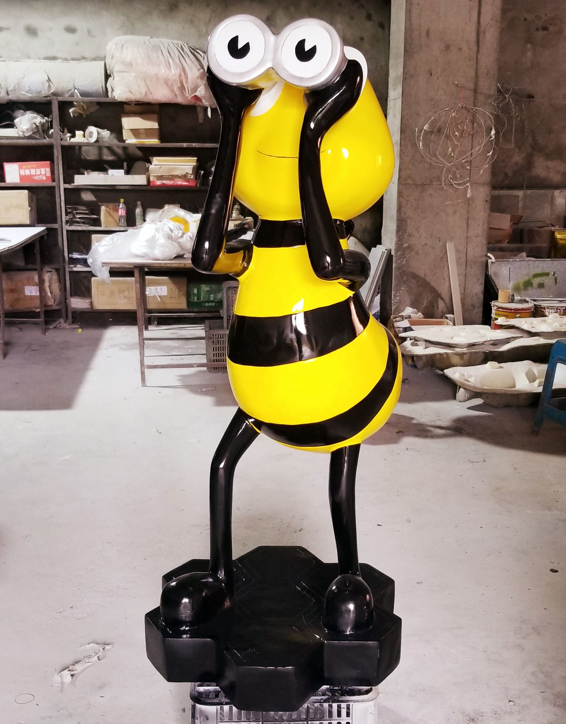 Fiberglass Cartoon Bee Statues for Window Display/Park Decorations ...